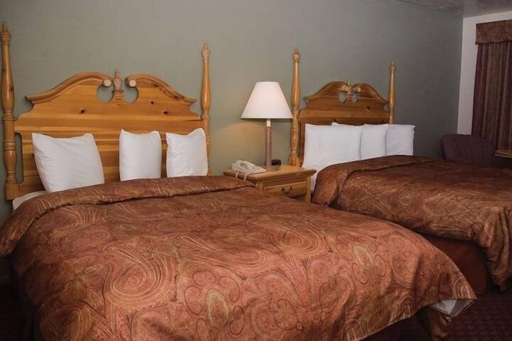 Three Bear Lodge West Yellowstone | Bookonline.com