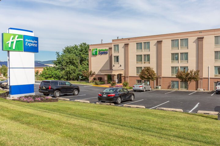 Holiday Inn Express Harrisburg SW Mechanicsburg an IHG Hotel ...