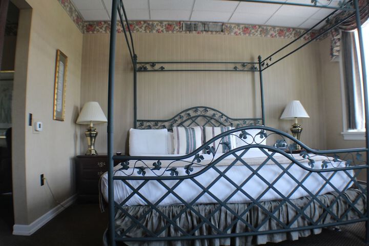 Waynebrook Inn Est 1865 Honey Brook | Bookonline.com