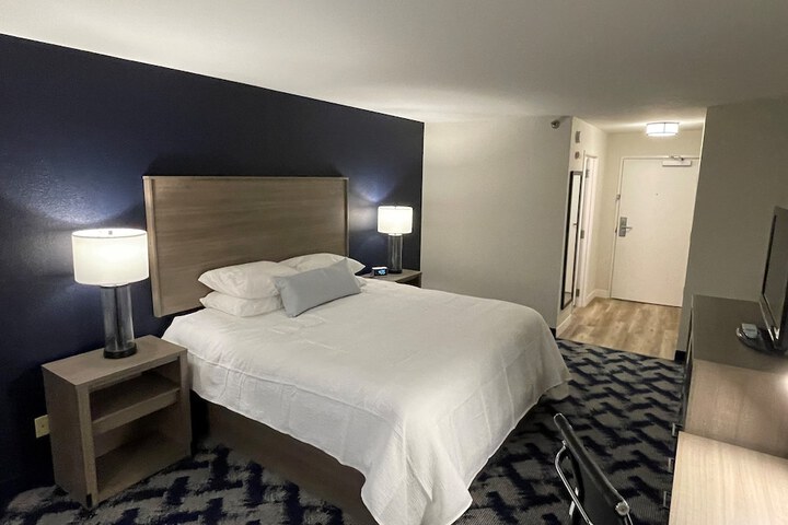 The Inn on Maritime Bay Ascend Hotel Collection Manitowoc | Bookonline.com