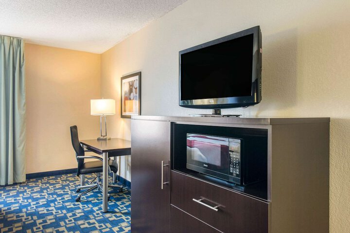Comfort Inn & Suites Near Universal Orlando Resort Convention Ctr ...
