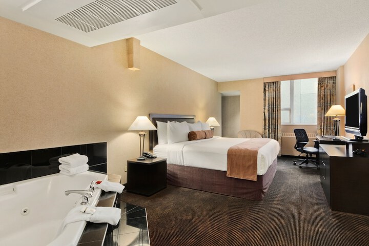 Ramada Plaza by Wyndham Calgary Downtown Calgary | Bookonline.com