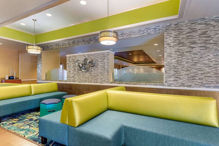 Comfort Inn & Suites Near Universal Orlando Resort Convention Ctr ...