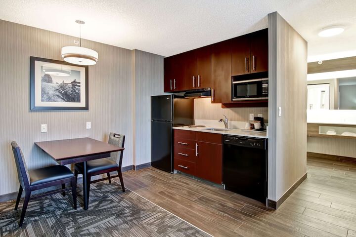 Hampton Inn & Suites by Hilton Calgary Airport Calgary | Bookonline.com