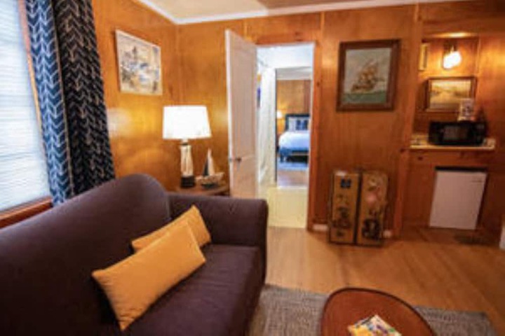 Anchor Inn Resort Lincoln City | Bookonline.com