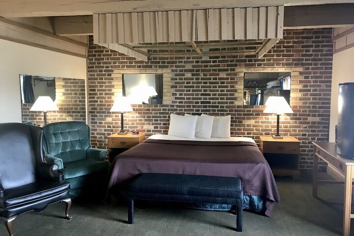 Don Q Inn Dodgeville | Bookonline.com