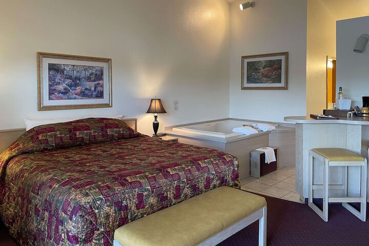 Edgewater Inn and Suites Coos Bay | Bookonline.com