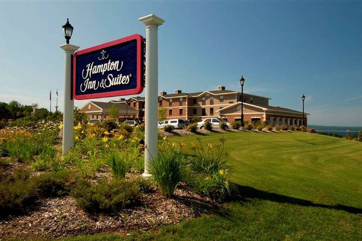 Hampton Inn & Suites Petoskey Petoskey | Bookonline.com
