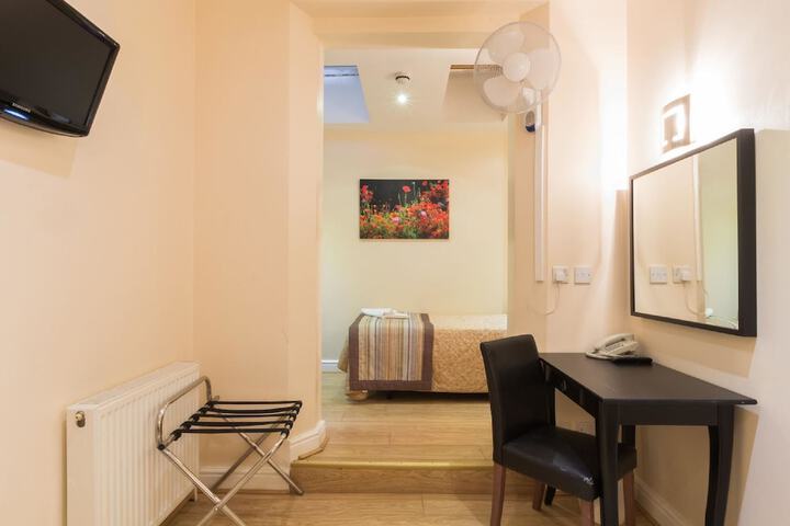 Notting Hill Gate Hotel London | Bookonline.com
