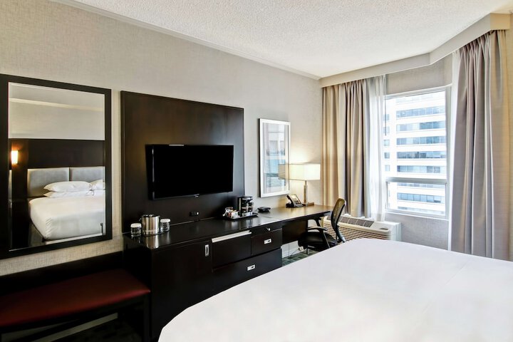 DoubleTree by Hilton Hotel Toronto Downtown Toronto | Bookonline.com