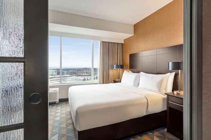 DoubleTree by Hilton Pointe Claire Montreal Airport West Pointe Claire | Bookonline.com