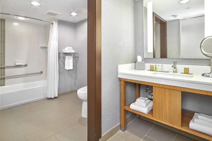 DoubleTree by Hilton Edmonton Downtown Edmonton | Bookonline.com