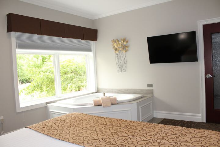 Riverwalk Place Resort & Spa Gladwin | Bookonline.com