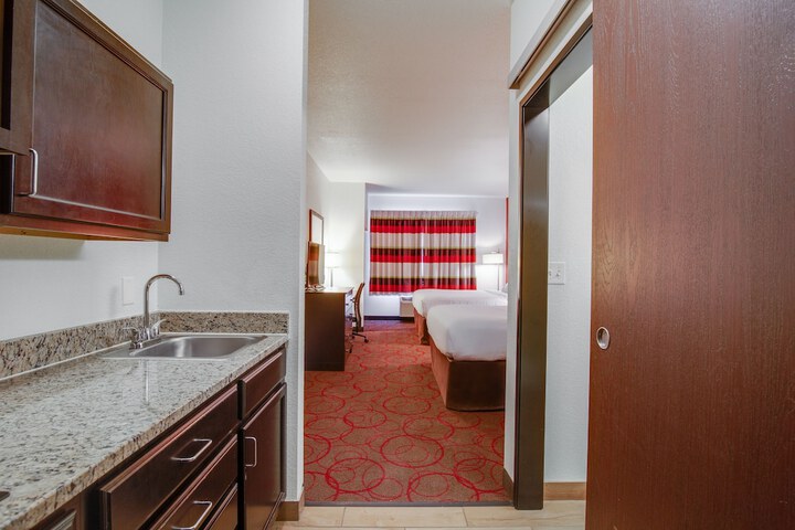 Inn at Hunters Run Watford City | Bookonline.com