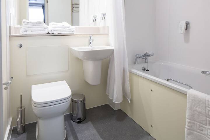 Gamston Lock Nottingham by Marstons Inns Nottingham | Bookonline.com