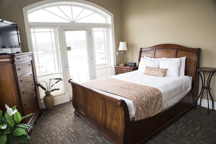 Riverwalk Place Resort & Spa Gladwin | Bookonline.com