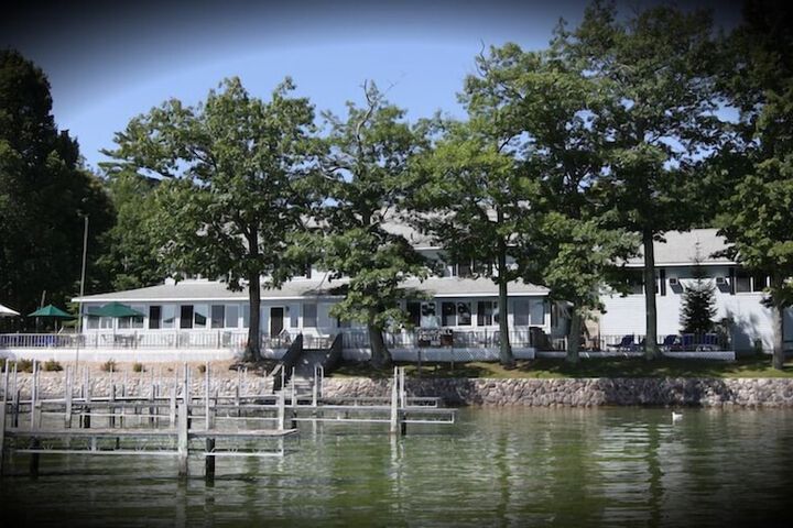 Churchill Pointe Inn Hubbard Lake | Bookonline.com