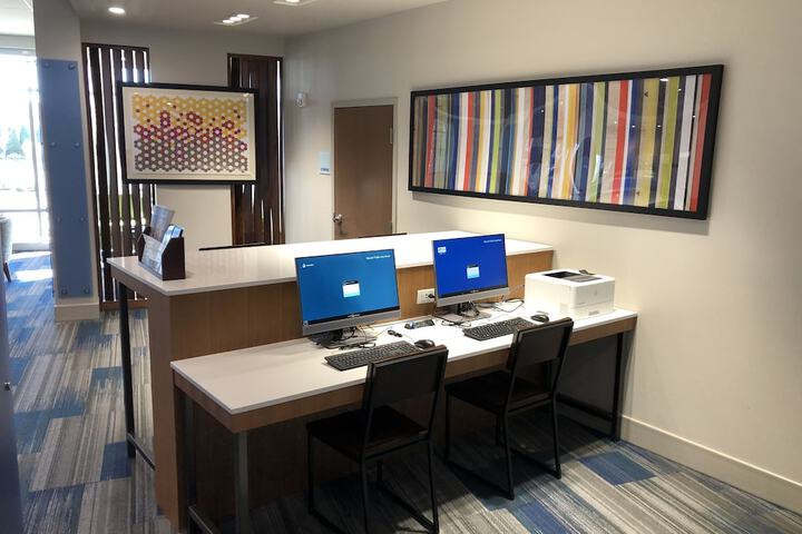 Holiday Inn Express&Suites Madison West Middleton an IHG Hotel ...