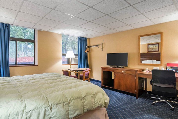 Econo Lodge Manchester | Bookonline.com