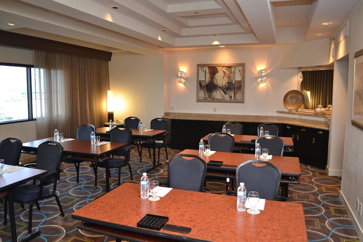 Doubletree by Hilton Houston Hobby Airport Houston | Bookonline.com