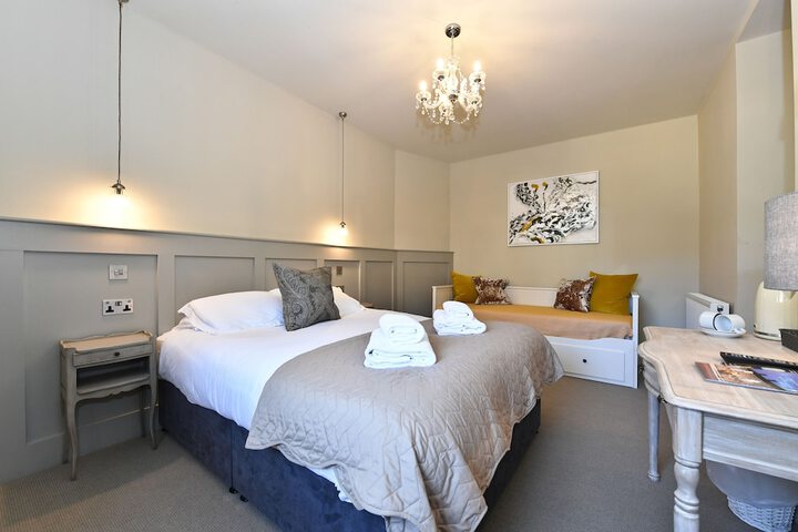 The Lansdowne Hotel Calne | Bookonline.com