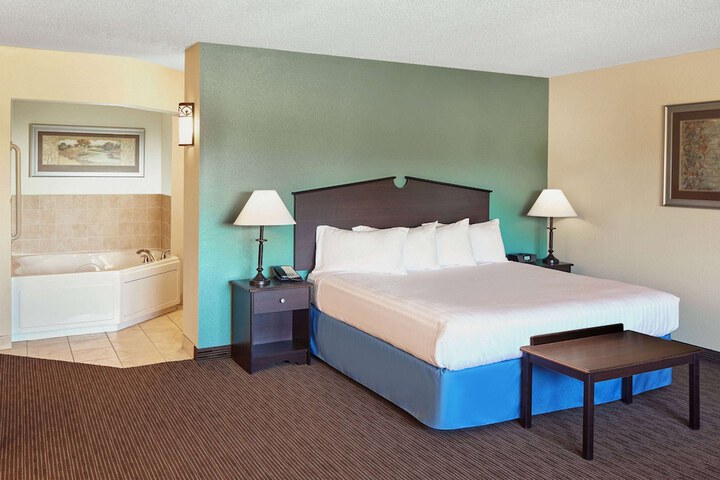 AmericInn by Wyndham Green Bay East Green Bay | Bookonline.com