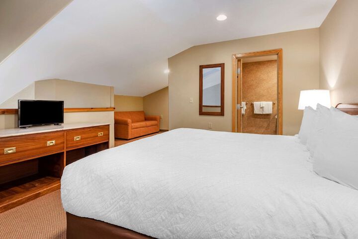 Mountain Edge Suites at Sunapee, Ascend Hotel Collection Newbury ...