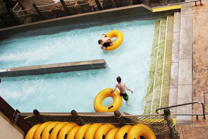 Six Flags Lodge & Indoor Waterpark Queensbury | Bookonline.com