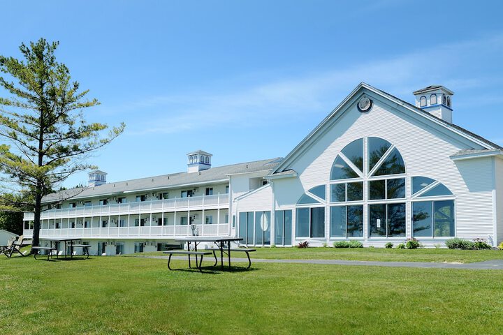 Baymont by Wyndham St. Ignace Lakefront St Ignace | Bookonline.com