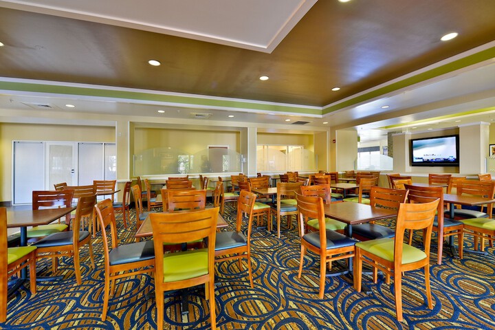 Comfort Inn & Suites Near Universal Orlando Resort Convention Ctr ...