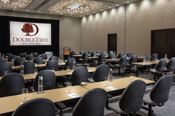 DoubleTree by Hilton Chicago Oak Brook Oak Brook | Bookonline.com