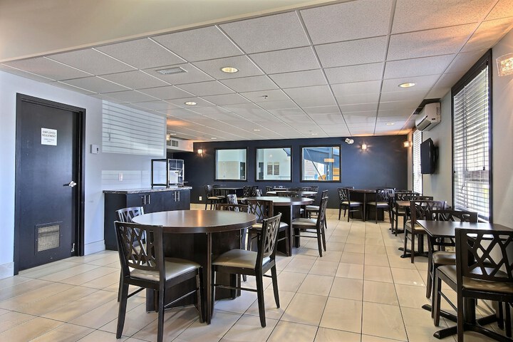 Super 8 by Wyndham Lachenaie / Terrebonne Terrebonne | Bookonline.com