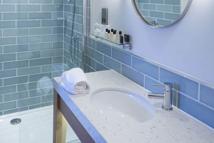 The Boathouse & Riverside Rooms Chester | Bookonline.com