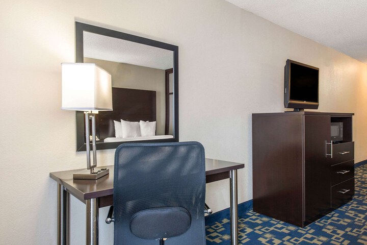 Comfort Inn & Suites Near Universal Orlando Resort Convention Ctr ...