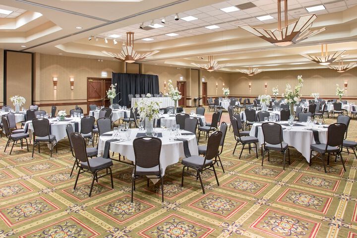 Hotel Topeka at City Center Topeka | Bookonline.com