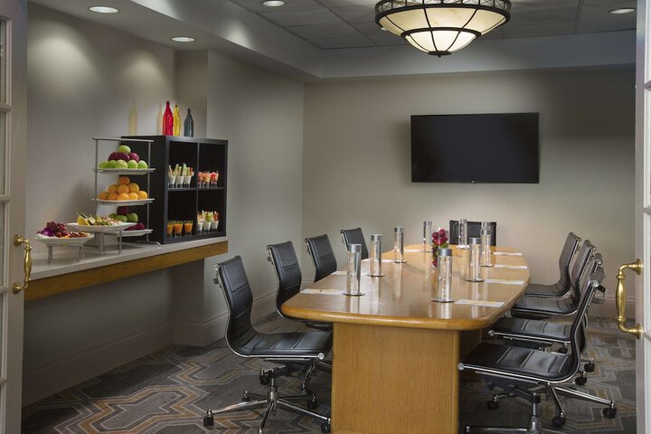 DoubleTree by Hilton Chicago Oak Brook Oak Brook | Bookonline.com