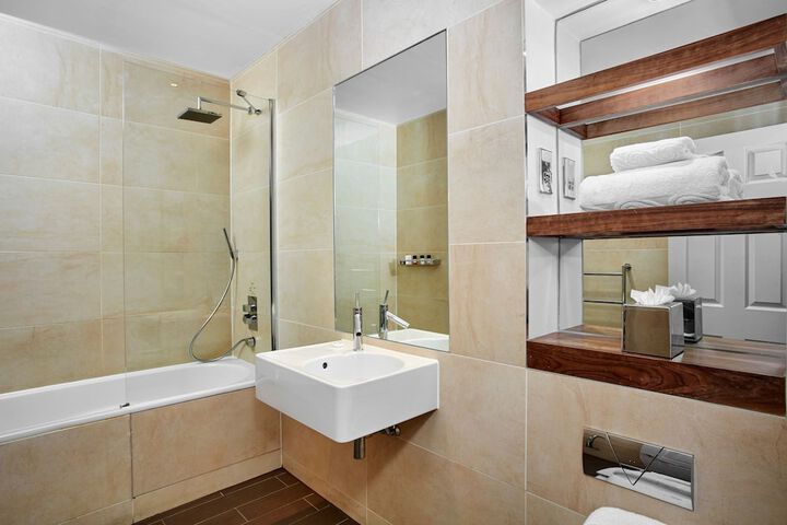 Leonardo Hotel Cardiff Formerly Jurys Inn Cardiff | Bookonline.com