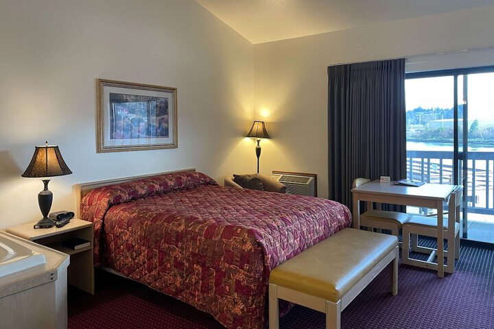 Edgewater Inn&Suites Coos Bay | Bookonline.com
