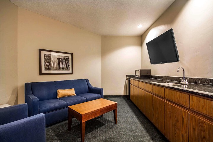 Comfort Suites Appleton Airport Appleton | Bookonline.com