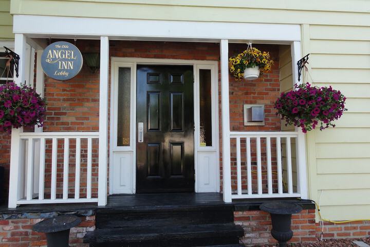 The Olde Angel Inn Niagara-on-the-Lake | Bookonline.com