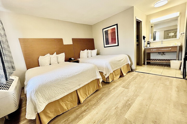 Days Inn & Suites by Wyndham Arlington Near Six Flags Arlington ...