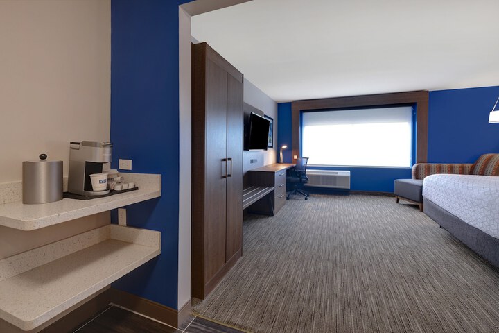 Holiday Inn Express And Suites Detroit Dearborn, an IHG Hotel Dearborn ...