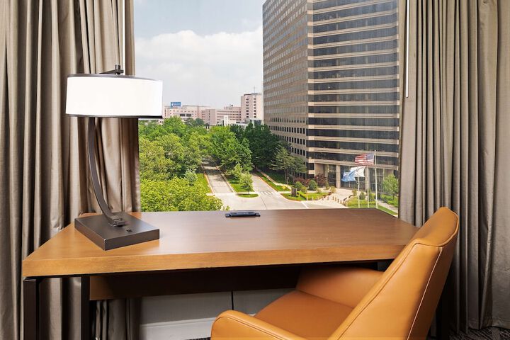 DoubleTree by Hilton Tulsa Warren Place Tulsa | Bookonline.com