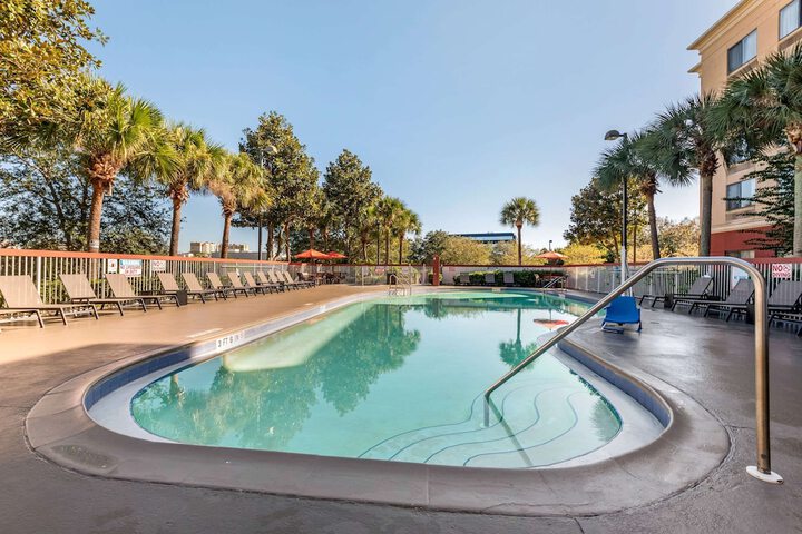 Comfort Inn & Suites Near Universal Orlando Resort Convention Ctr ...