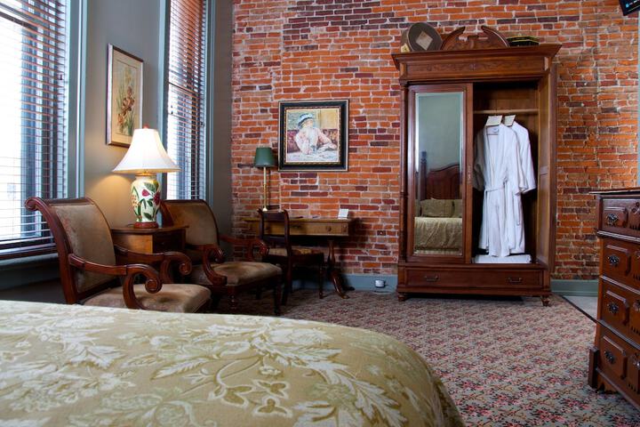 The Black Hawk Hotel Cedar Falls | Bookonline.com