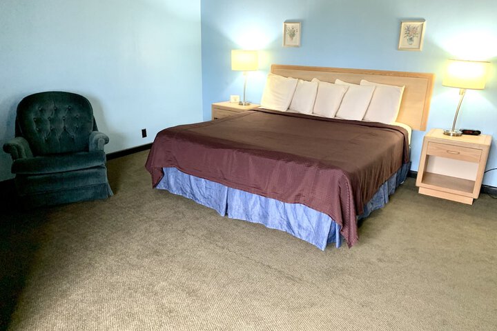Don Q Inn Dodgeville | Bookonline.com