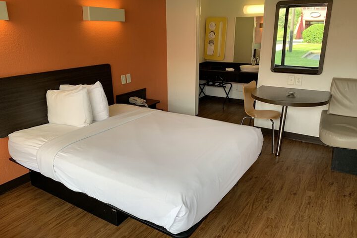 Rodeway Inn Baltimore Inner Harbor South Halethorpe | Bookonline.com