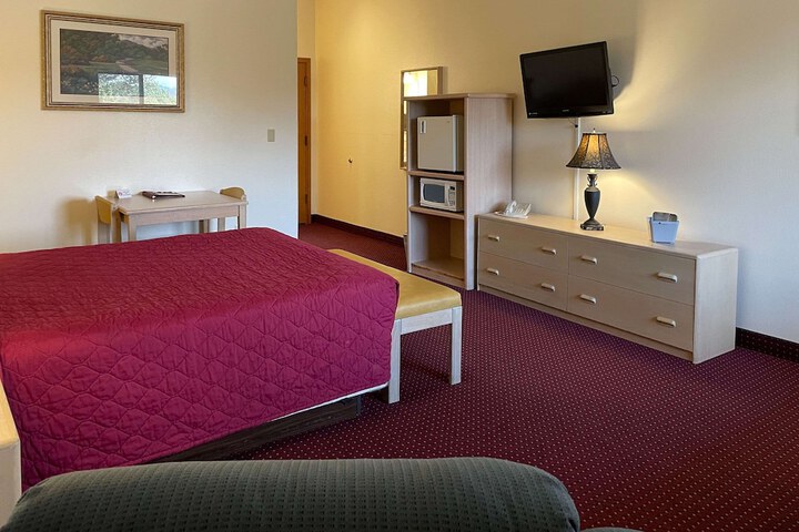 Edgewater Inn and Suites Coos Bay | Bookonline.com