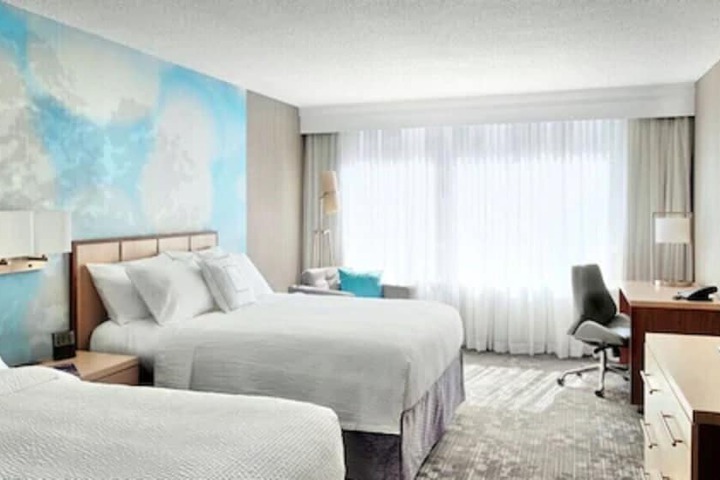 Courtyard by Marriott Downtown Toronto Toronto | Bookonline.com