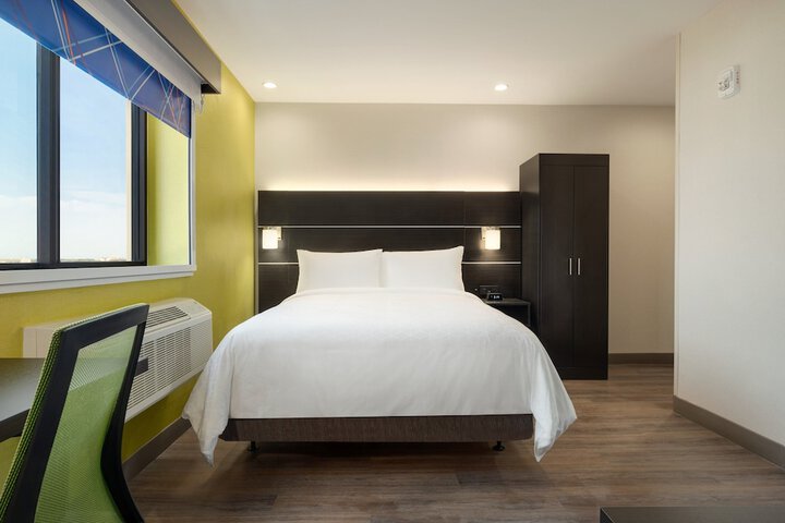 Holiday Inn Express Jamaica JFK AirTrain NYC an IHG Hotel Jamaica ...